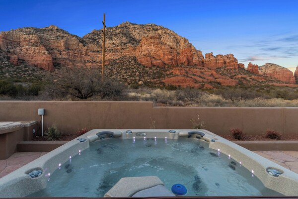 Direct Red Rock Views, Trail Access + Pool, Hot Tub & More! Sedona Hiatus - Sedona, AZ