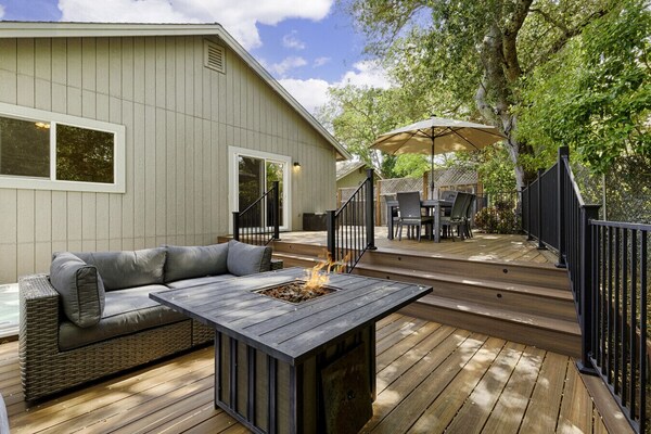 Spacious 4bd 3ba With Hot Tub, Fire Pit, And Wraparound Deck - Sonoma, CA