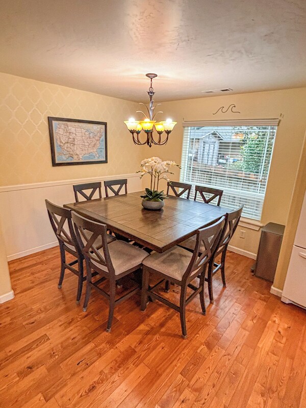 Peeks Of Ocean In This Spacious 2700sqft Home. Great For Families! - Brookings, OR