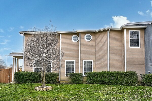 Centrally Located Dfw Retreat - Grand Prairie, TX