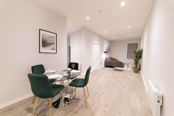 Convenient 2 Bed Apartment In Waterloo, Liverpool - Ormskirk