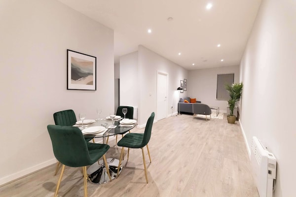 Convenient 2 Bed Apartment In Waterloo, Liverpool - Ormskirk