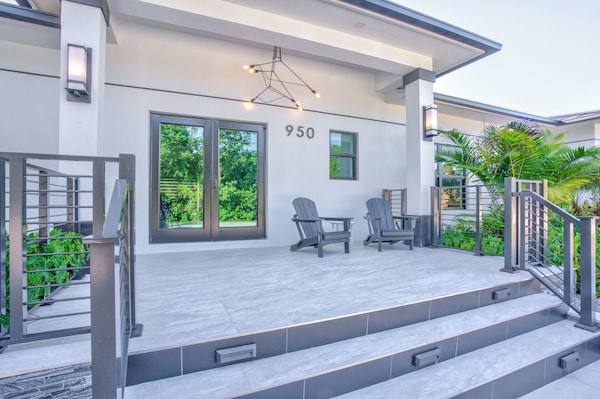 Paradise Oceanside Estate- 6 Bedrooms & 9 Br + Office + Theater Room Sleeps 14 - Marathon, FL