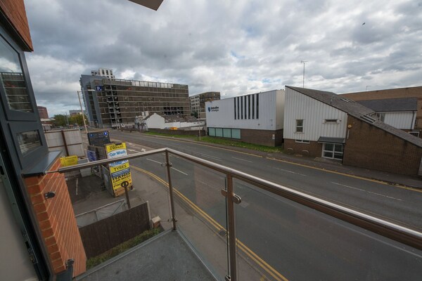 Malthouse Court - Luxury 2-bed, 1-bath W/ Balcony - Reading