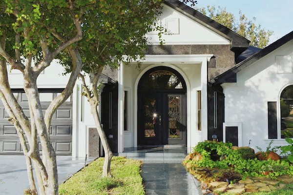 Luxury Home With Pool, Electric Vehicle Charger In Mcallen Near By Hospitals And - McAllen, TX