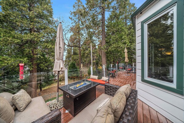 Navigate Stays Best Dressed Lakefront Home - San Bernardino, CA