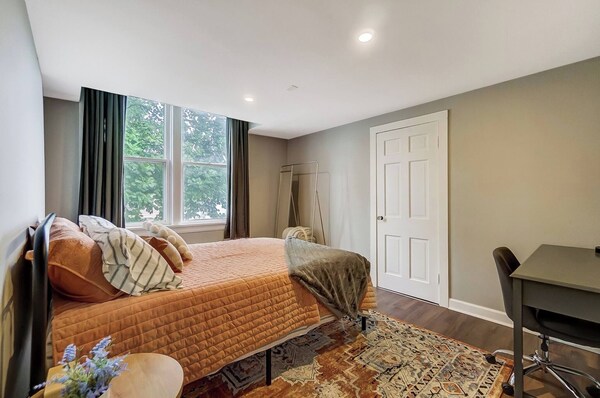 Urban Victorian 1br | Remote Work |W/d| Long Stays - Fort Wayne, IN