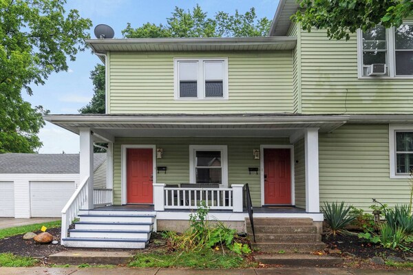 Vintage & Vibrant 3br | 2 Kitchens | Parking | W/d - Fort Wayne, IN