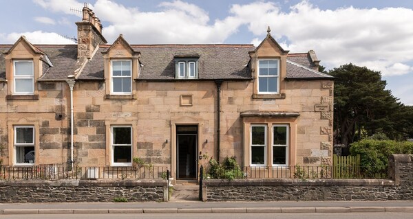 Dalgety, Peebles - Sleeping 8 Guests In 4 Bedrooms - Peebles