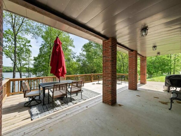 Lake Barkley Retreat - Newly Renovated - 5 Br - Cadiz, KY