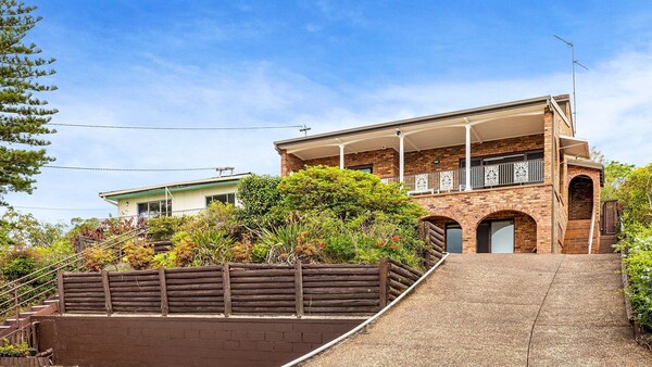 Government House, 35 Government Road - Pet Friendly , Water Views - Nelson Bay