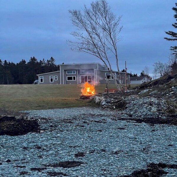 New Modern & Unique 2-bedroom House In Beautiful South River With Wifi, Ac Etc. - Bay Roberts