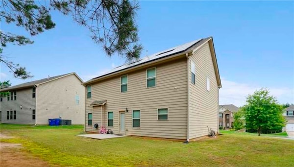 Lovely 4-bedroom, 3 Bath Oasis Near Grocery Stores & Restaurants - Covington, GA