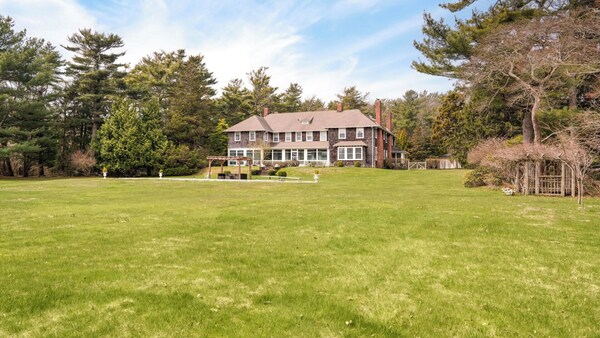Expansive Quiogue Home Between Westhampton And Quogue, Private Pool And... - Eastport, NY
