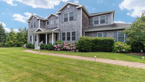 Stately Traditional Home With Open Floorplan And Private Pool In Coveted... - The Hamptons, NY