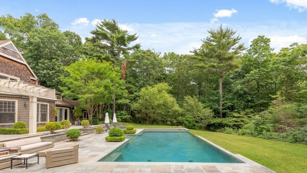 Elegant East Hampton Estate Nestled On Nearly 5 Acres Of Land, Stunning... - The Hamptons, NY