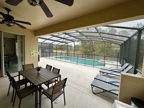 Spacious Orlando Getaway  Sleeps 16+! Pool, Game Room & Close To Disney Parks - Davenport, FL
