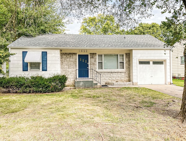 Cozy & Charming 3-bedroom Cottage In Springfield - Great Location! Pet Friendly! - Springfield, MO