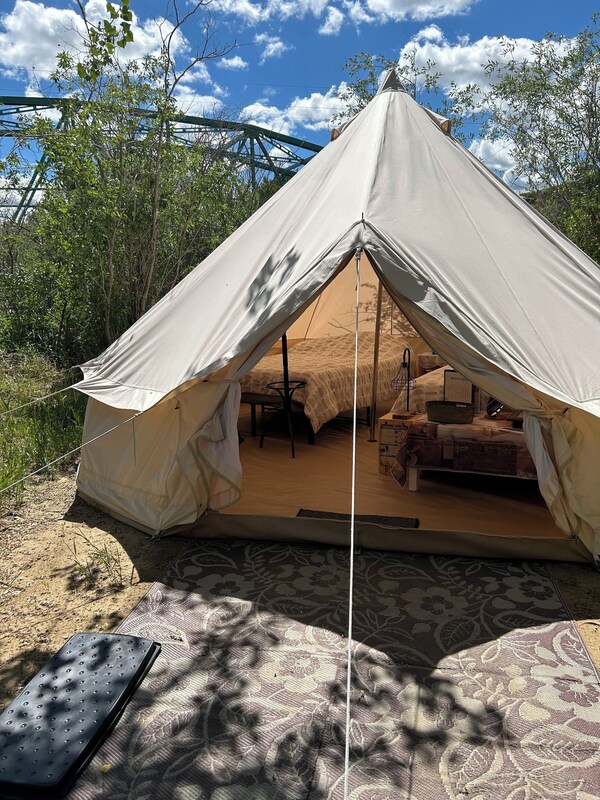 #Y1 Fossil Retreat Yurt- 2 Double Beds- Pet Friendly - Drumheller