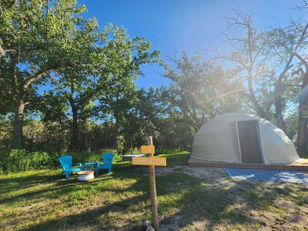 #D1 Stargazer Dome -1 Qn & Futon Bed-no Pets Please - Drumheller
