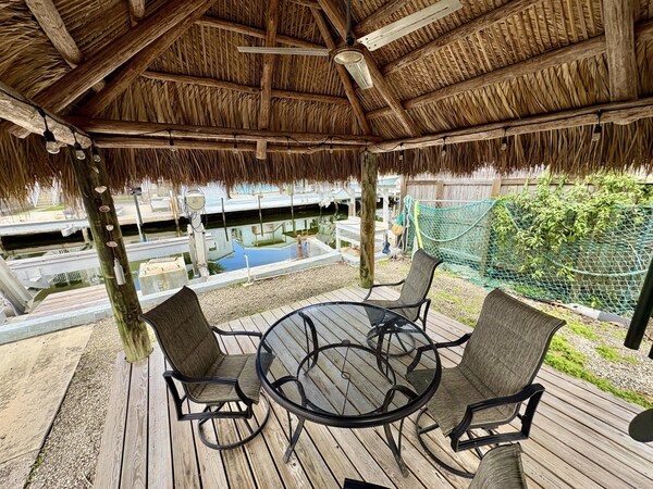 Waterfront Tiki Hut Vacation House With Boat Dock Access - Key Largo