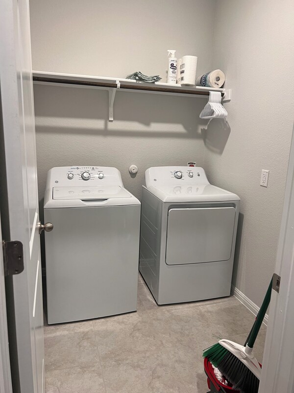 Spacious 5-bedroom House With Wifi And Ac In Delightful Kyle - Kyle, TX