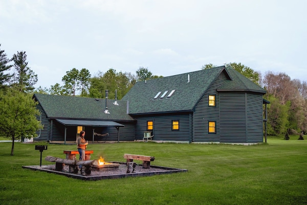 Mistwood Cabin-- Sauna - Fire Pit - Gym Equipment - Lake Carmi State Park, Franklin