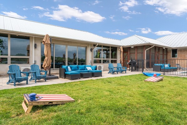 Gorgeous Lakeside Retreat Center  26 Beds - Carousel, Giddings