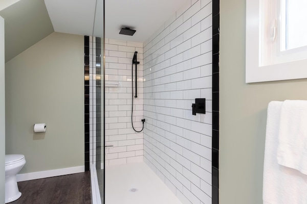 Port Beach Retreat - Modern & Cozy Stay! - St. Catharines