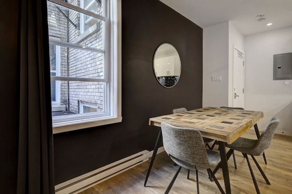 Vibrant 4br/2ba Retreat In The Plateau - Quebec
