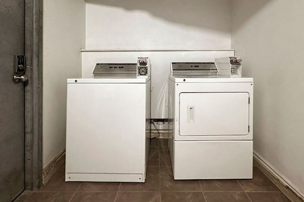 Downtown Hideaway | Peaceful & Trendy 1br - Brossard