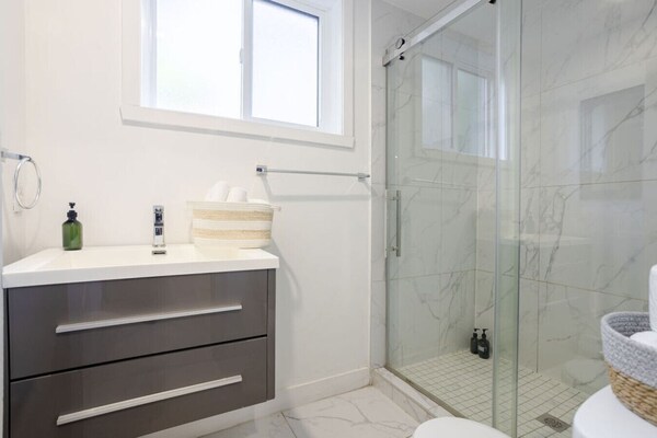 The Grand Ndg Stay|your Home In Ndg - Dorval