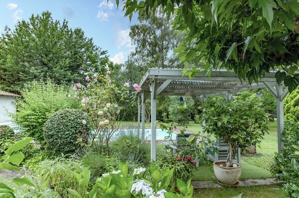 La Combe Aux Loups  Spacieuse Maison Avec Piscine, Jardin Et Terrasse à Marsac-sur-l'isle - Périgueux