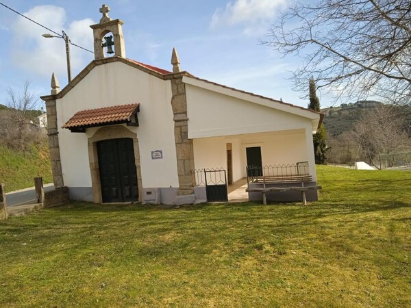 Casa De Vacaciones 'Casa Da Ribeira Em Rabal' Con Vistas Al Lago, Wi-fi Y Aire Acondicionado - Braganza