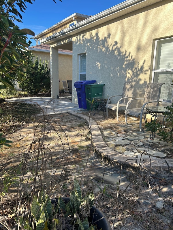 3 Bed/ 2 Bath House In The Villages! Pet Friendly, Pool, Hot Tub And Internet! - Wildwood, FL