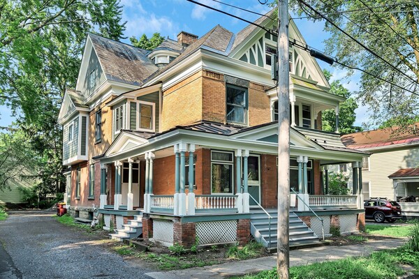The Grand Mare Whitney | King Bed | Sleeps 4 - Saratoga, NY