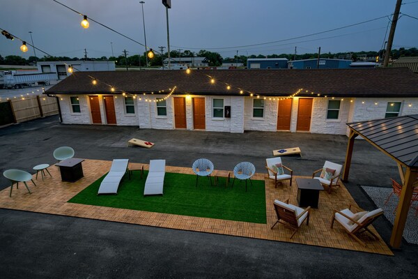 5 Min. To Lincoln's Top Attractions. King Size Bed, Kitchenette & Outdoor Space - Lincoln, NE