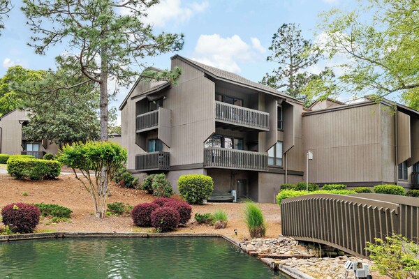 Lakefront Pinehurst Condo 2bd/2ba - 237 - With Community Pool Access - Southern Pines, NC