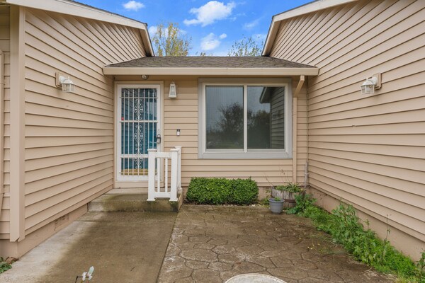 Single-level Ranch In Troutdale  Perfect For Families & Medical Professionals - Gresham, OR