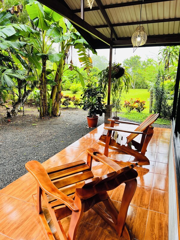 Rodeada De Naturaleza Amplios Jardines Y Muchas Aves, Lugar Ideal Para Descansar - La Fortuna
