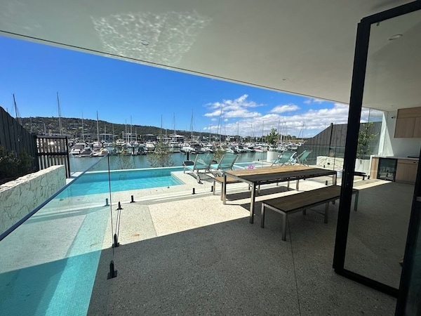 Stunning Luxury Waterfront Retreat  Sleeps 12, Pool, Spa & Entertainment Galore - Dromana