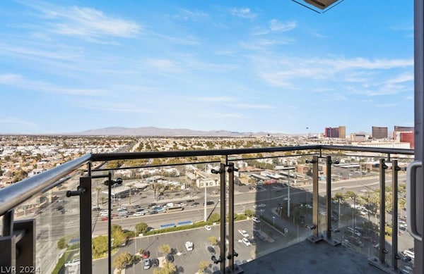 Strip And Mountain View W Pool Table Las Vegas- Balconies Open- No Resort Fee - Las Vegas, NV