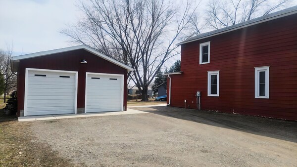 Cozy Updated 3-bedroom House, Pet Friendly, Wifi, Covered Porch, Firepit & Yard! - 콜론