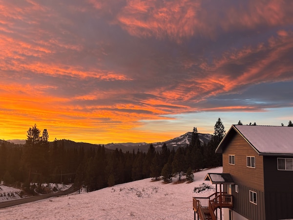 Elevated Lost Sierra Home With Beautiful Sunsets, Close To Lake Davis. - Lake Davis, CA