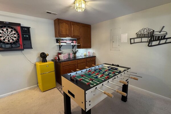 Colonial Playland - 5bd, Private Yard, Game Room - Manassas, VA