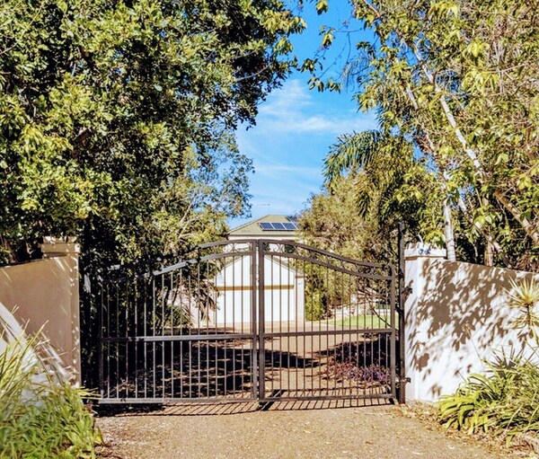 Beautiful 5 Bedroom Home With Pool, Ducted Air Conditioning, Wifi...lots Of Room - Ipswich