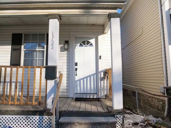 Colorful Townhouse Near Downtown Columbus - Designed For Travel & Work - Grove City, OH