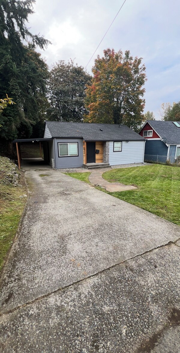 Cozy Hidden Gem, 2-bedroom House Minutes From Seattle. Home Away From Home - SeaTac, WA