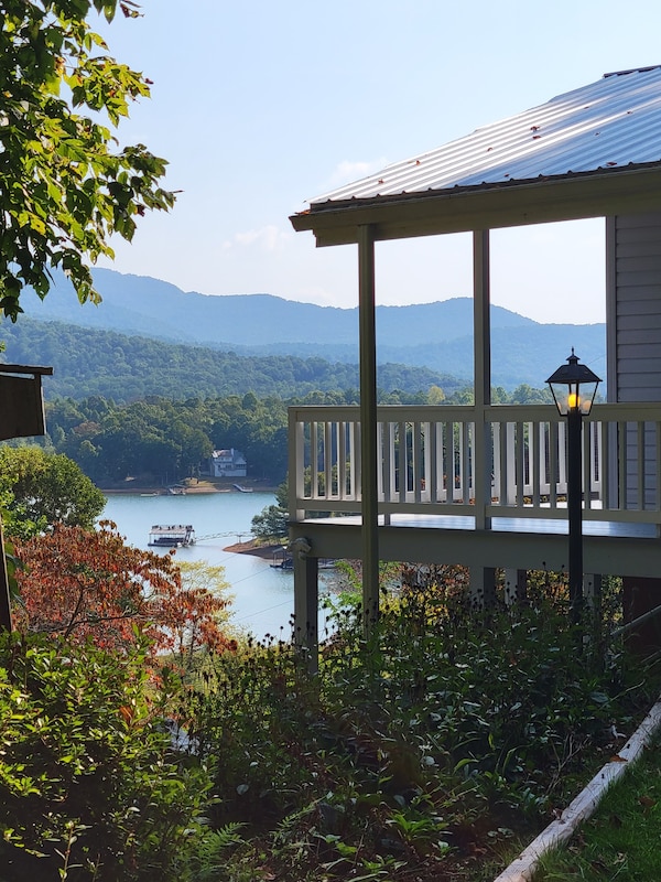 Cozy Cottage With Stunning Lake & Mountain Views - Hiawassee, GA