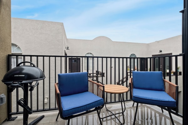 King Bed, Ev Charger, Sleeps 8, Balcony, Laundry - San Diego, CA